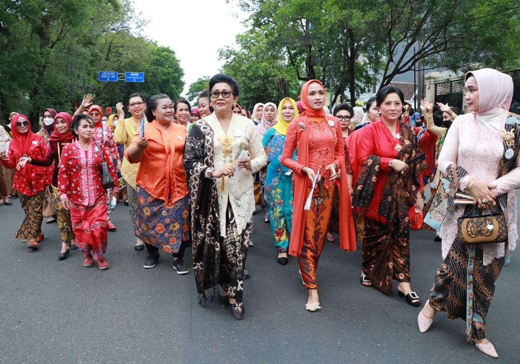 Peringati Hari Batik Nasional, Ny. Putri Koster Ikuti Parade Berkebaya ...