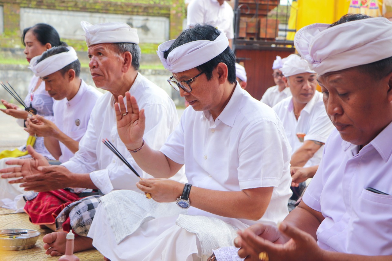 Karya Melaspas’’ Balai Banjar dan ‘’Mupuk Pedagingan’’ di Pura ...