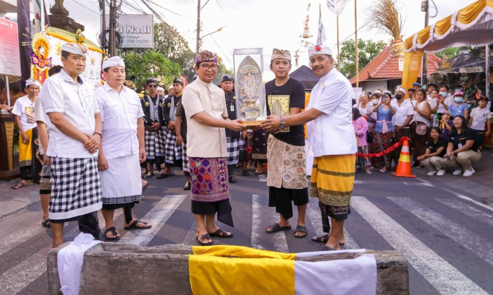 Sekda Adi Arnawa Buka Parade Gebogan 52 Banjar di Desa Adat Kerobokan ...