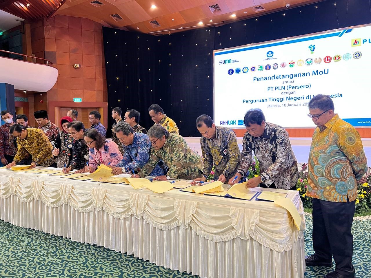 Unud Bersama 15 Universitas Tanda Tangani MoU dengan PT PLN (Persero ...