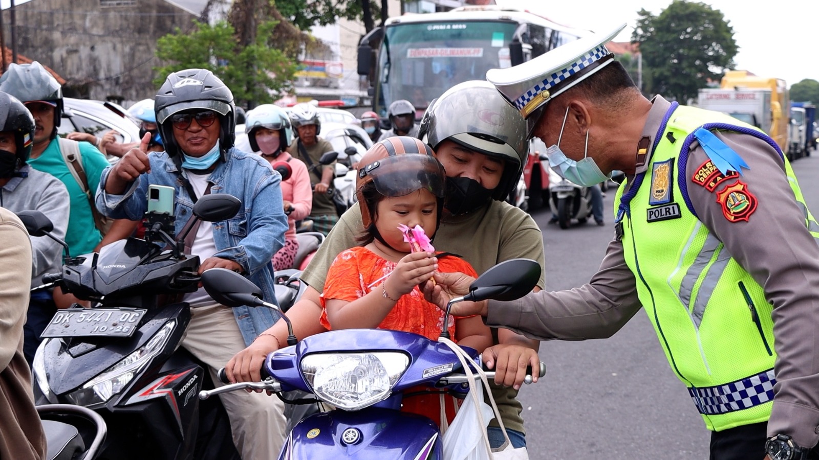 Ops Keselamatan Agung 2023 di Simpang Cargo, Personel Bagikan Bunga dan ...