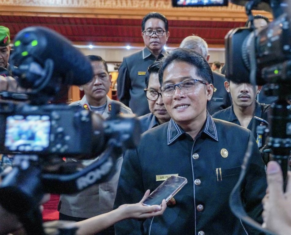 Bupati Giri Prasta Respon Foto Retakan Tebing Pura Luhur Uluwatu ...