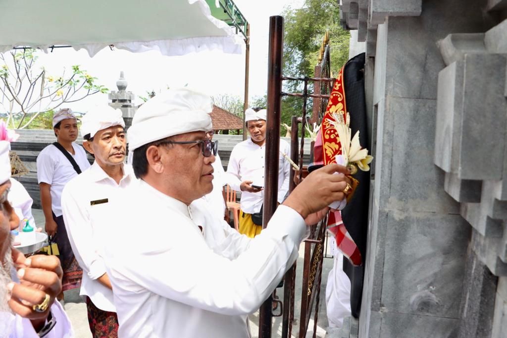 Sekda Alit Wiradana ‘’Mendem Pedagingan’’ Serangkaian Pujawali di Pura ...