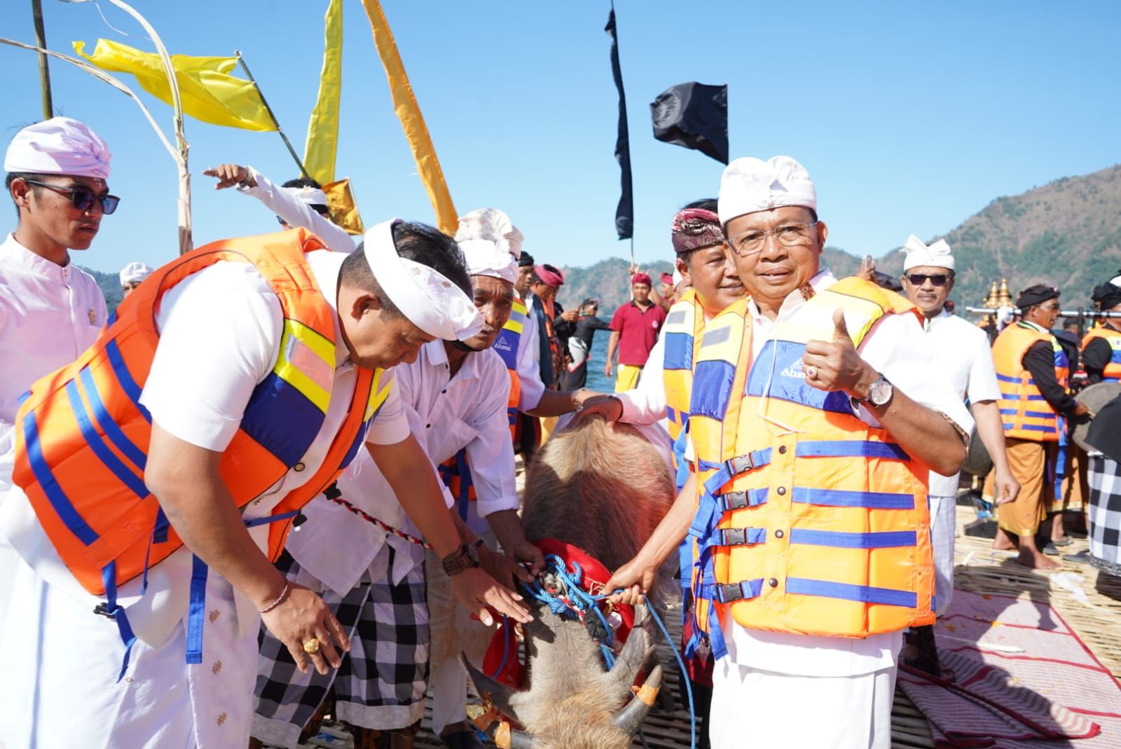 Wayan Koster Ikuti Prosesi ''Pakelem'' dan ''Nuwur Tirtha'' di Danau ...