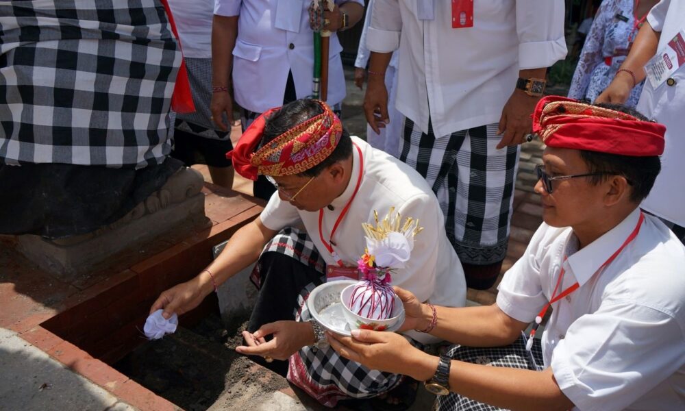 Pemkab Tabanan Gelar Upacara Pemelaspasan Alit di Padmasana Kantor ...