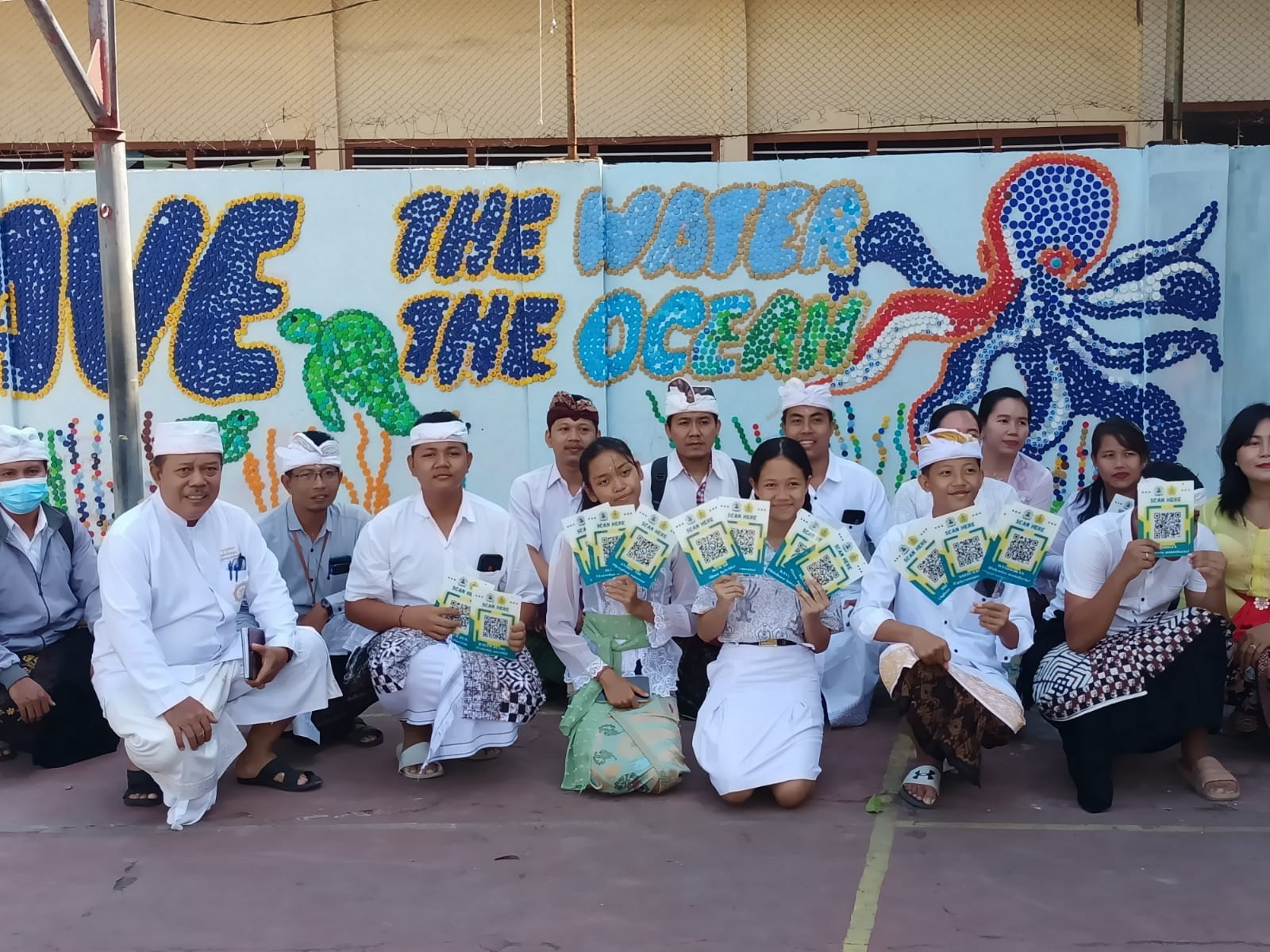 SMPN 2 Singaraja Sosialisasi QR Code pada Tanaman dan Mural Tutup Botol ...