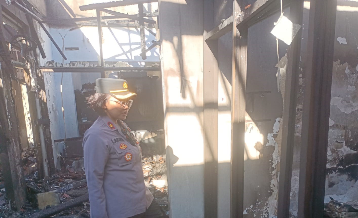 Kapolsek Denbar Cek TKP Kebakaran Gedung GDLN dan Pura Padmasana Kampus ...