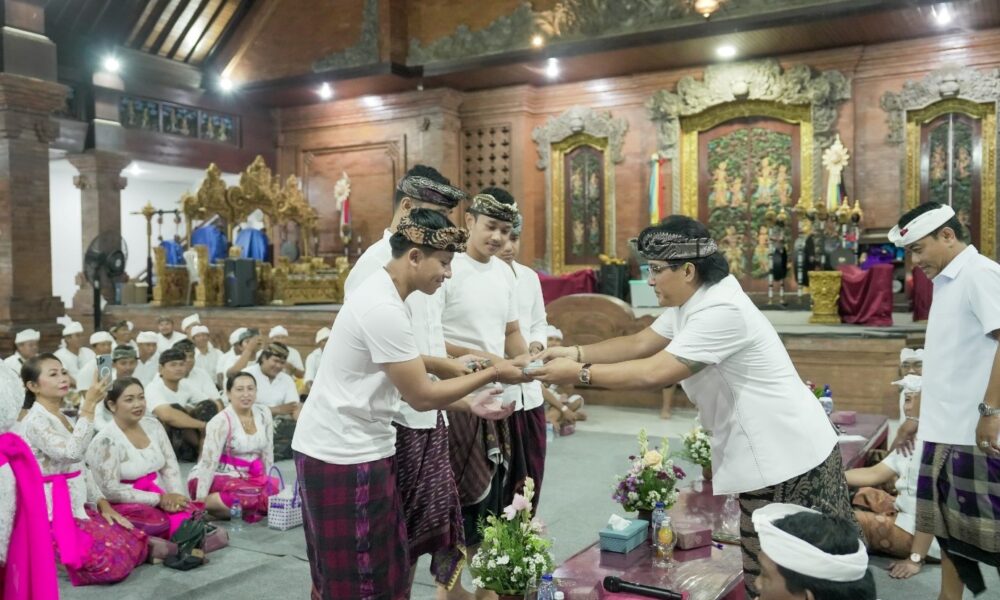 Giri Prasta Sembahyang Bersama di Pura Begawan Penyarikan Desa Adat ...