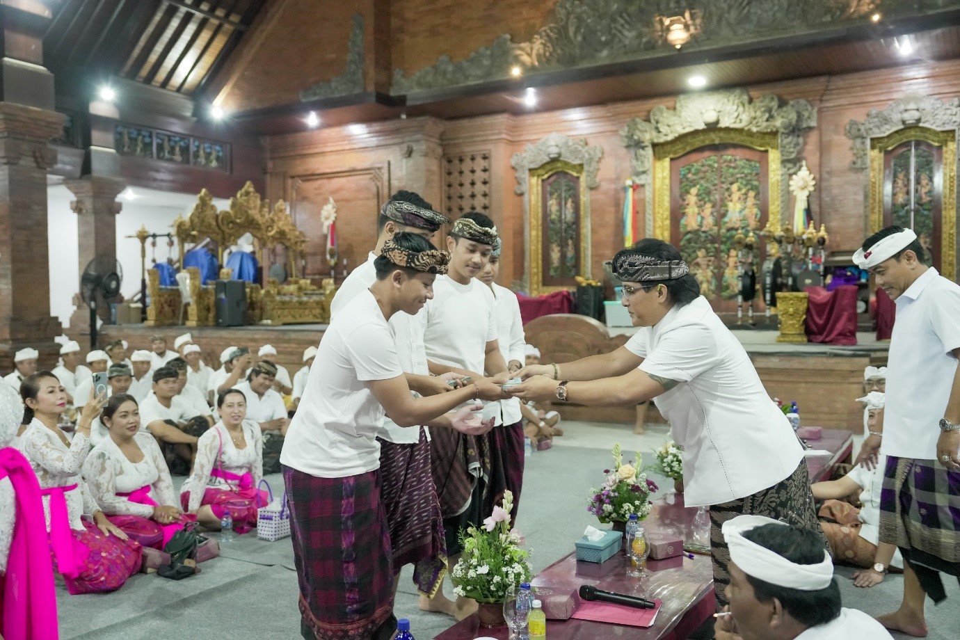Giri Prasta Sembahyang Bersama di Pura Begawan Penyarikan Desa Adat ...